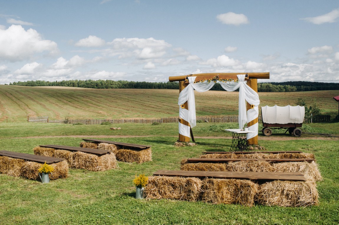 Decorative Straw Bales: 8 Hay Bale Decorating Ideas