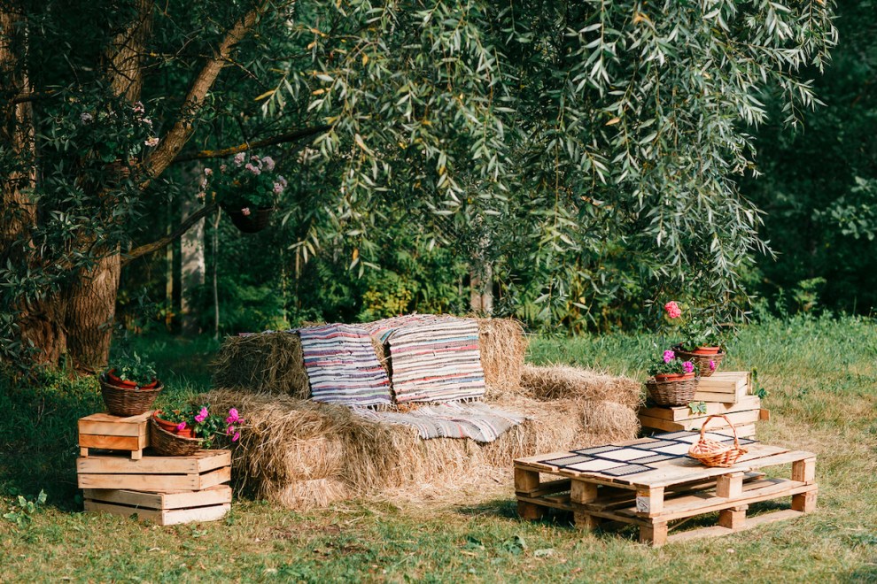 Decorative Straw Bales: 8 Hay Bale Decorating Ideas