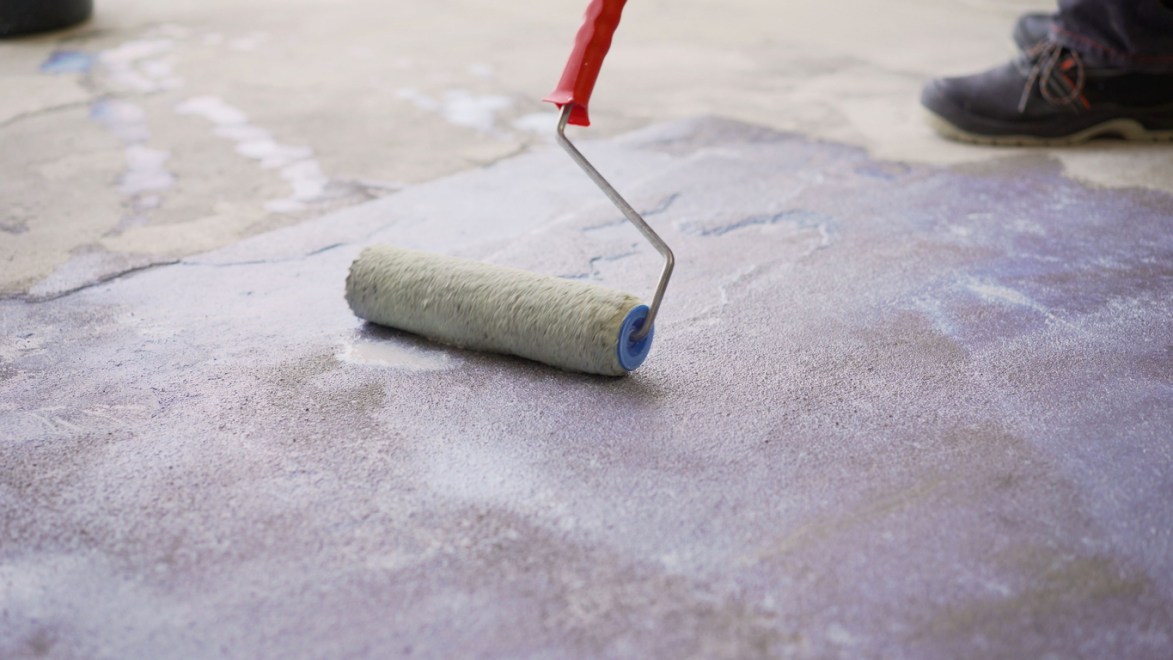 How to Clean Concrete Floors and Driveways the Right Way