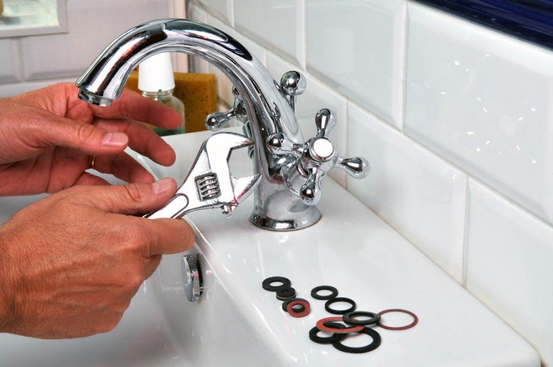 How to Fix a Leaky Faucet — Step-by-Step Guides for Both Washerless and ...