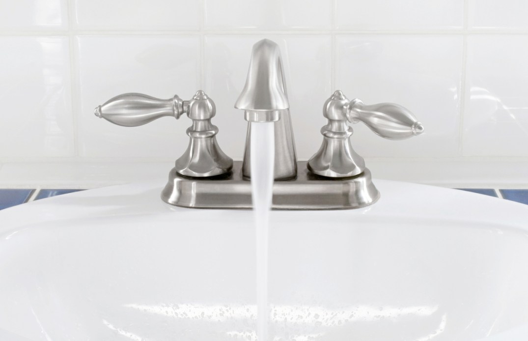 How to Fix a Leaky Faucet — Step-by-Step Guides for Both Washerless and ...