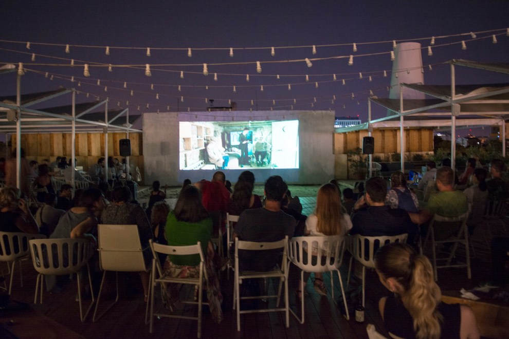 DIY Outdoor Movie Screen Materials and Ideas for Any Yard