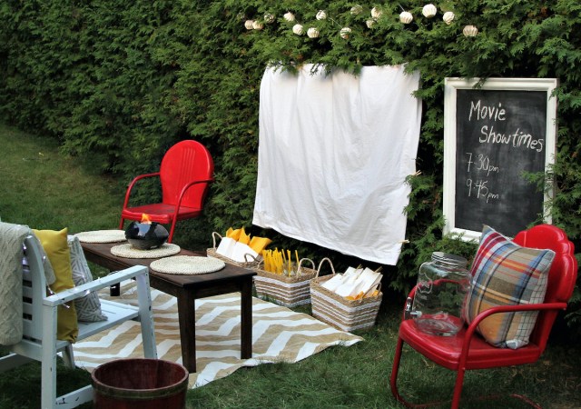 DIY Outdoor Movie Screen Materials and Ideas for Any Yard