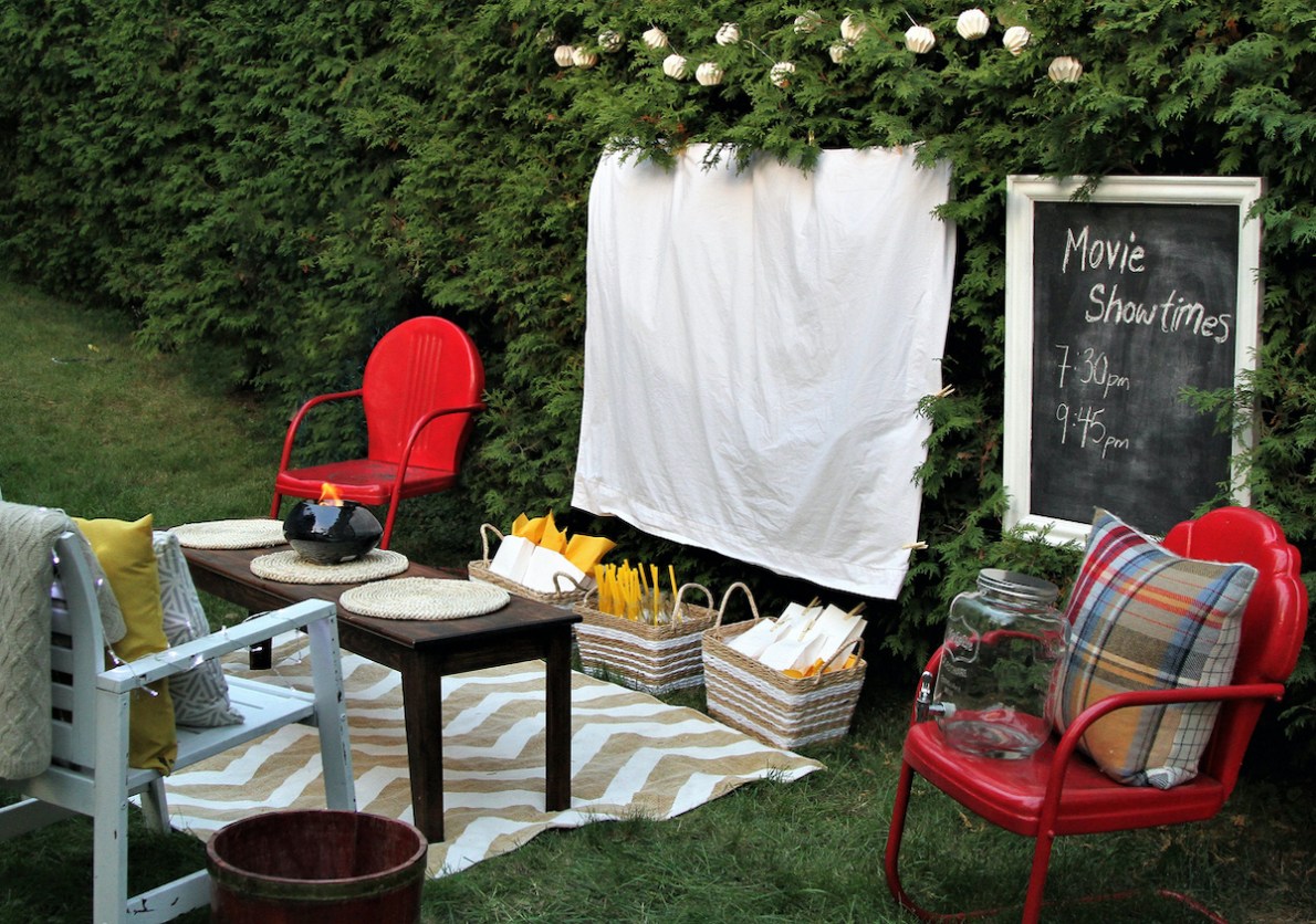 DIY Outdoor Movie Screen Materials and Ideas for Any Yard