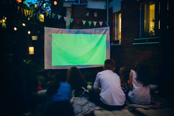 DIY Outdoor Movie Screen Materials and Ideas for Any Yard
