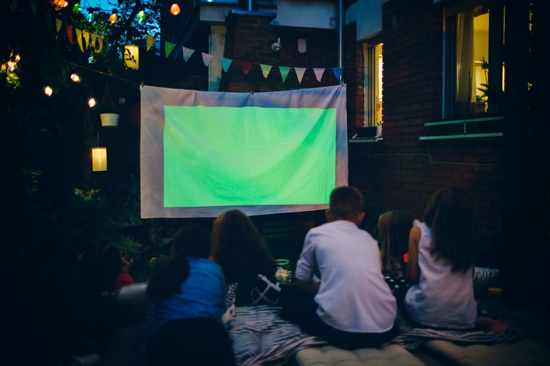 DIY Outdoor Movie Screen Materials and Ideas for Any Yard
