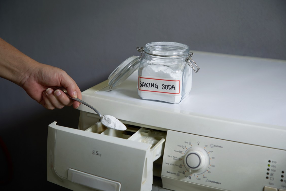 10 Surprisingly Effective Ways to Clean With Baking Soda and Vinegar ...