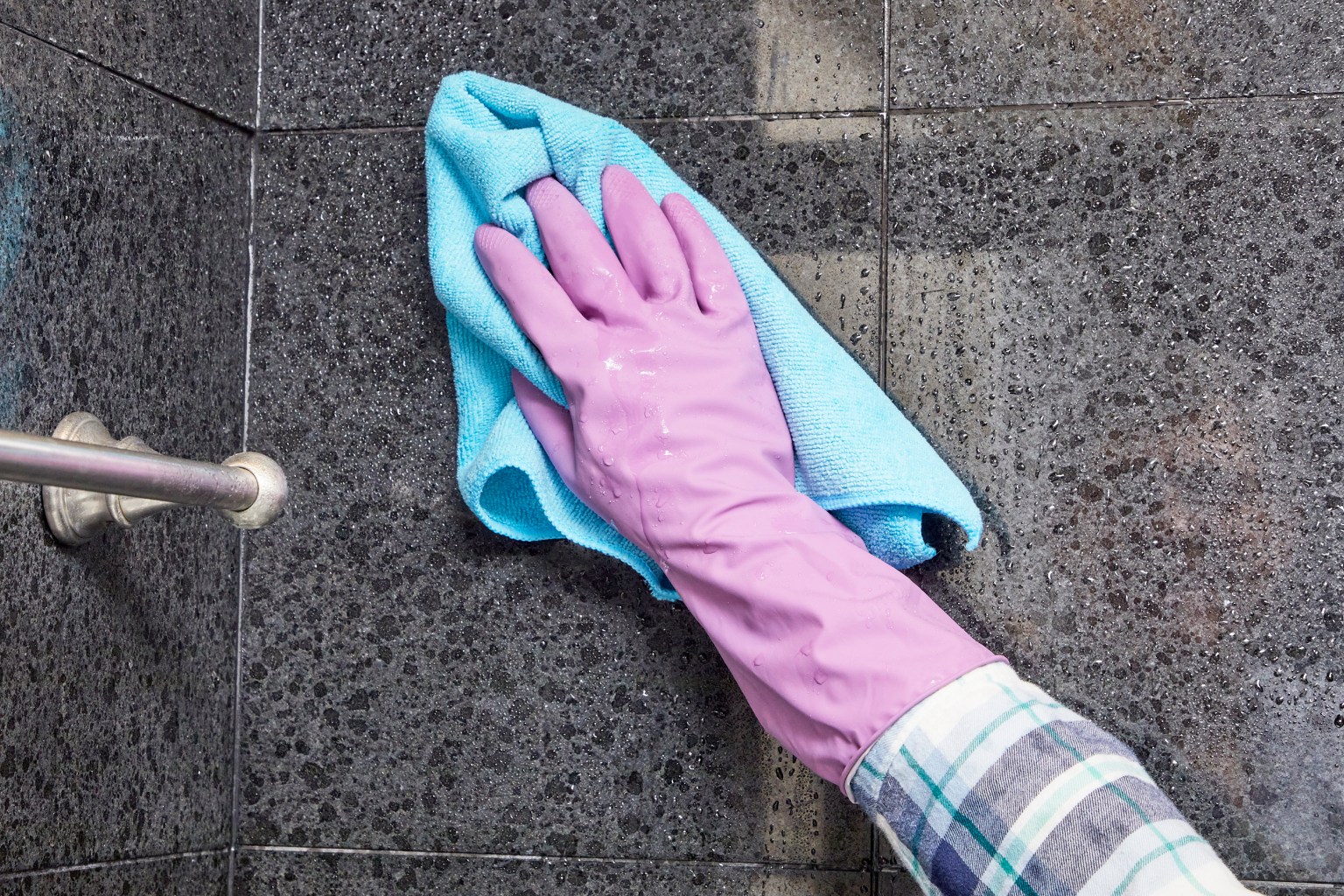 How to Remove Soap Scum From Tubs and Showers