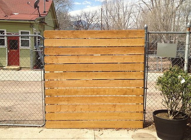 Genius! The Easy Way to Add Privacy to a Chain-Link Fence - Bob Vila
