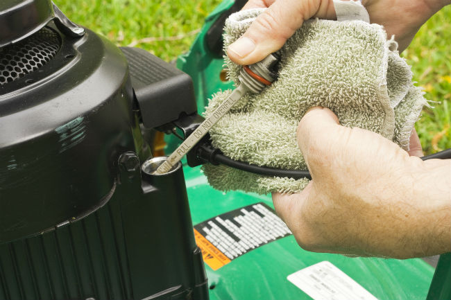 How To Choose the Best Lawn Mower Oil For Your Engine Type