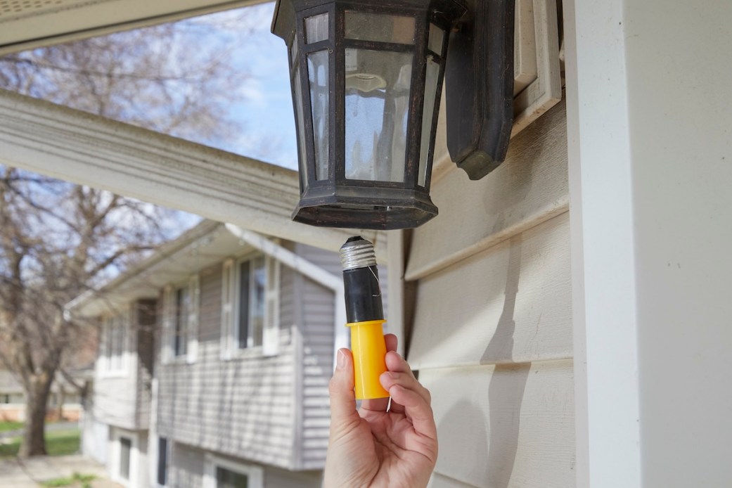 How to Remove a Broken Light Bulb