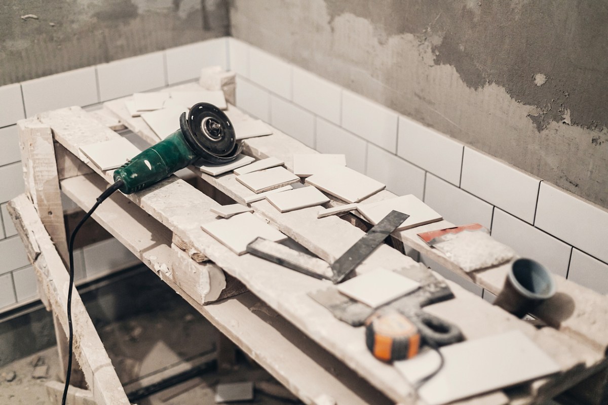 The Best Grout Removal Tool Options (2024 Guide)