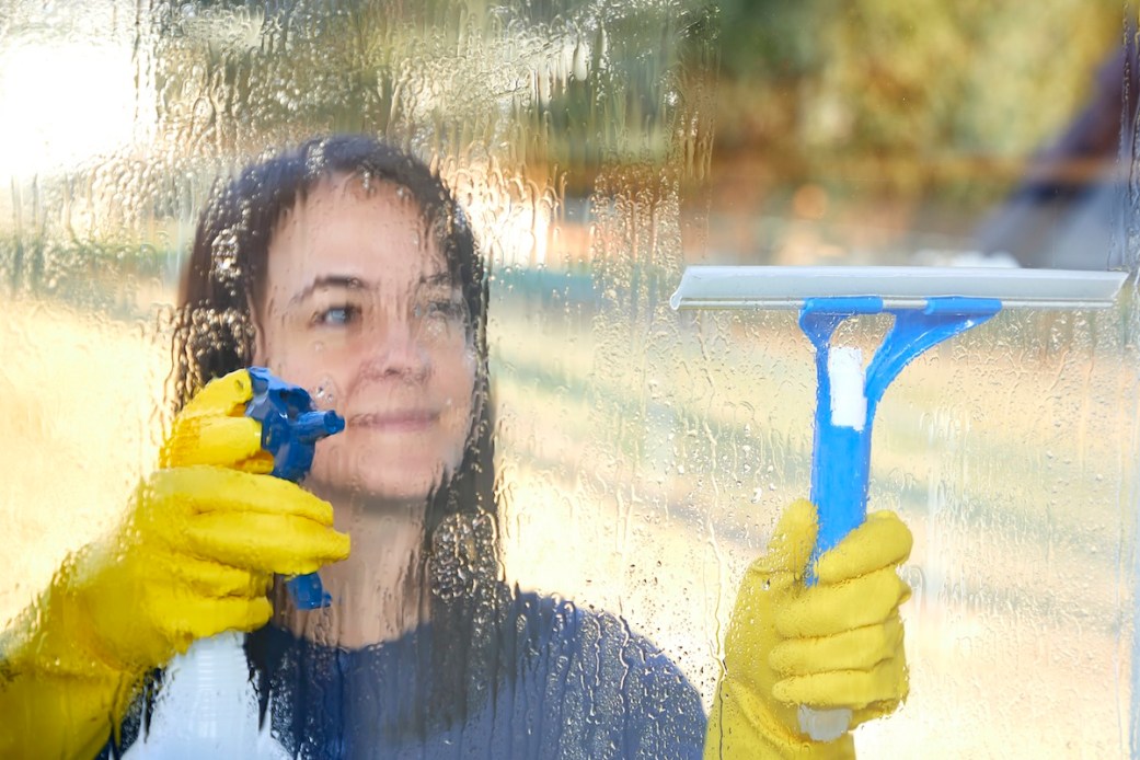 How to Make Homemade Window Cleaner