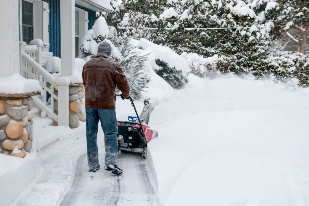The Best Oils for Snow Blowers - Picks by Bob Vila