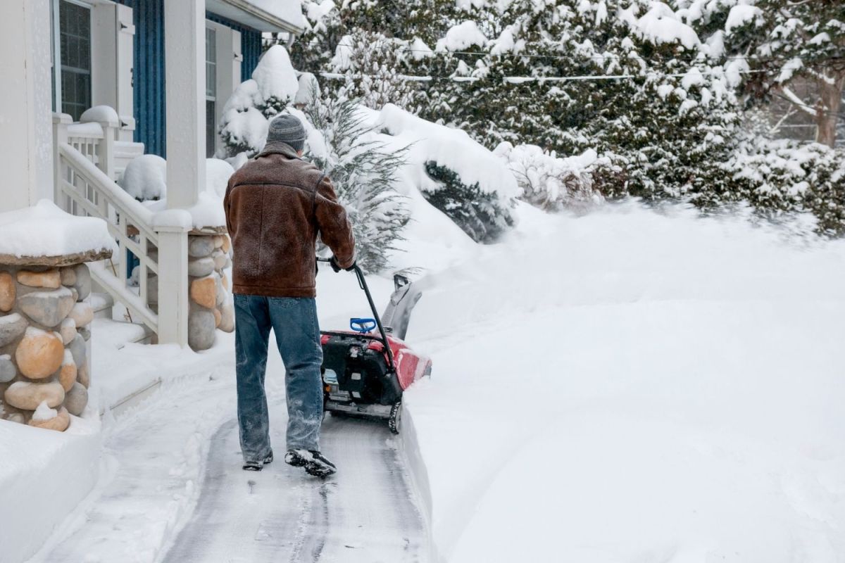 The Best Oils for Snow Blowers - Picks by Bob Vila