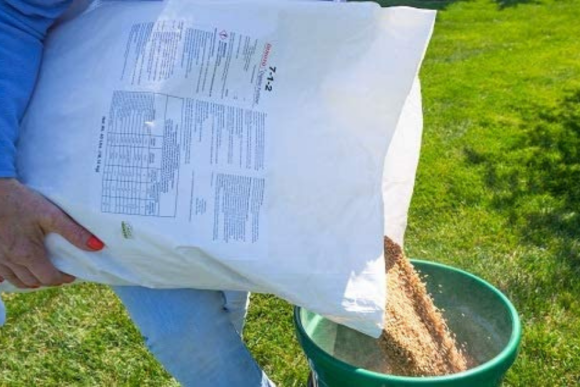 The Best Organic Lawn Fertilizer - Picks by Bob Vila