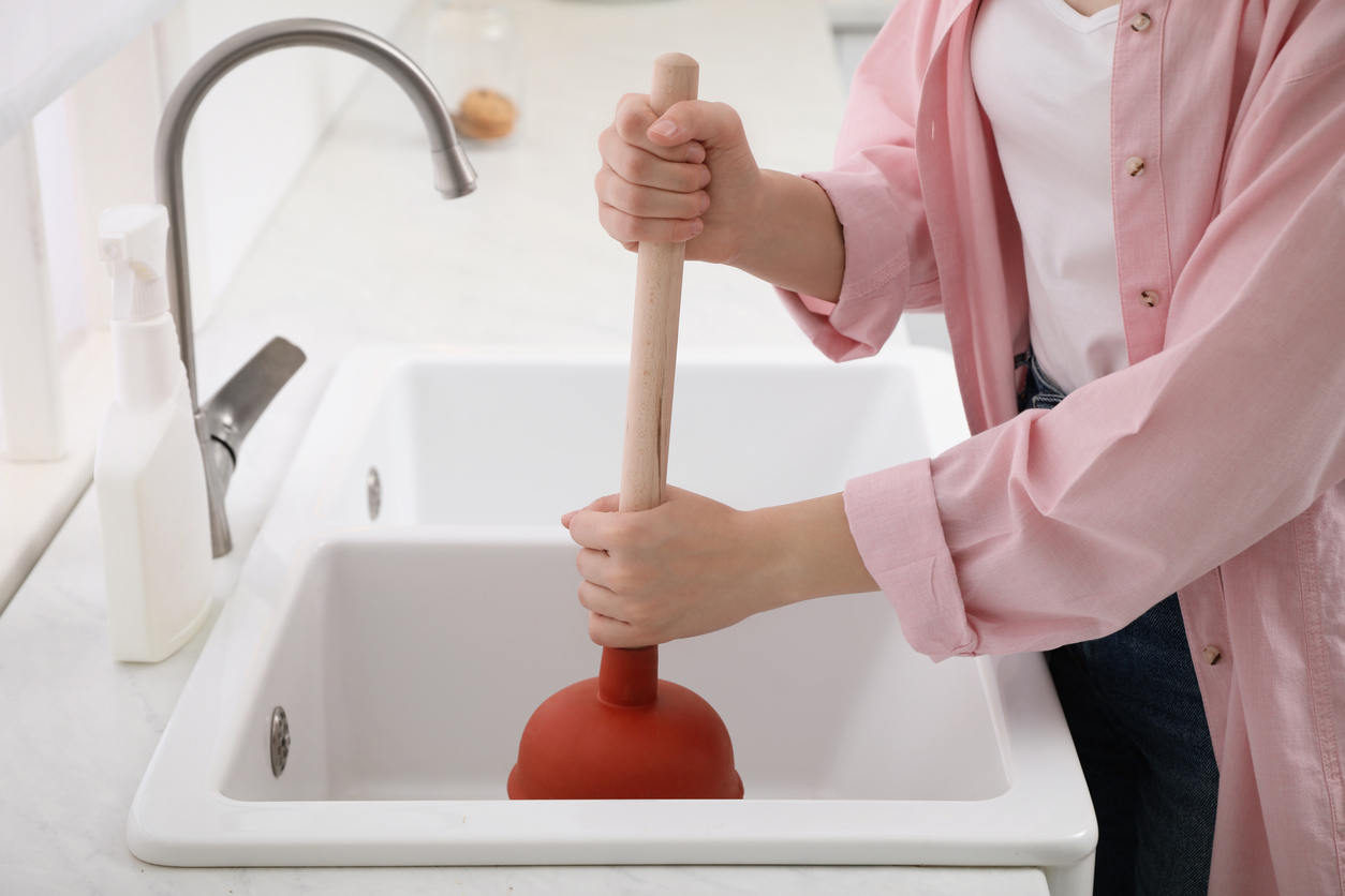How to Use a Plunger: Instructions for Use in Sinks, Toilets and Tubs