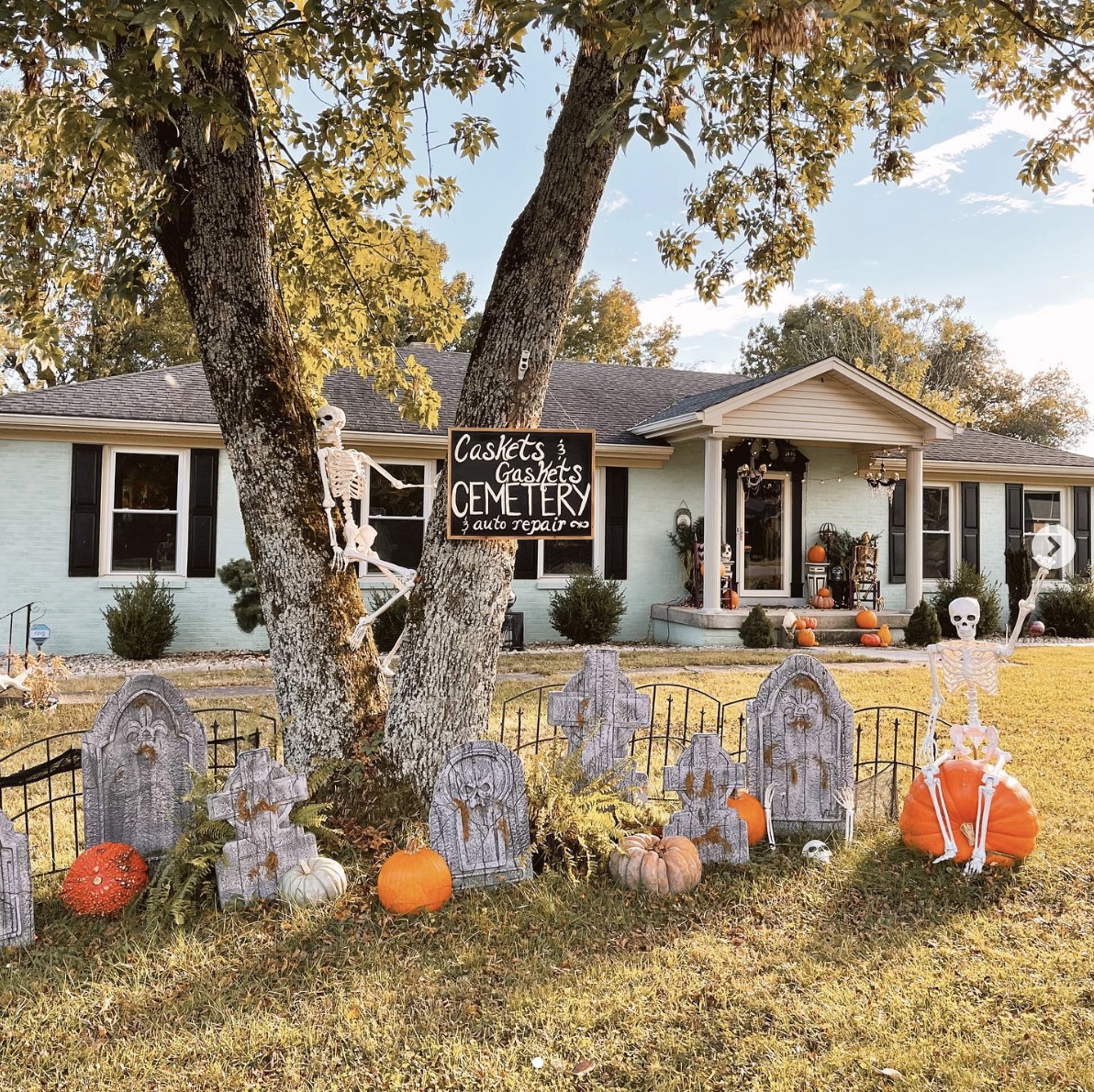 13 Frighteningly Creative Ideas for DIY Halloween Yard Decorations ...