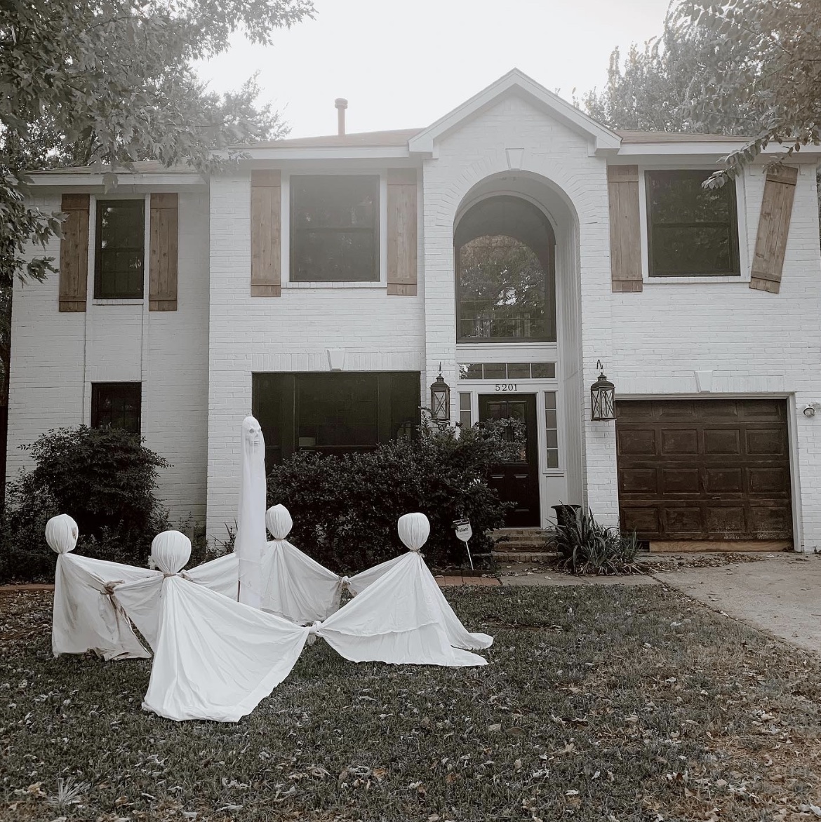 13 Frighteningly Creative Ideas for DIY Halloween Yard Decorations ...