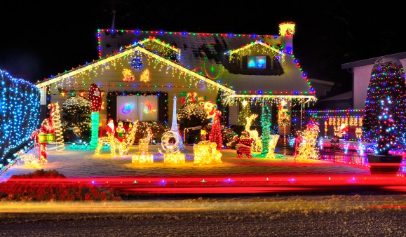 10 Ways to Keep Thieves From Stealing Your Holiday Yard Decorations