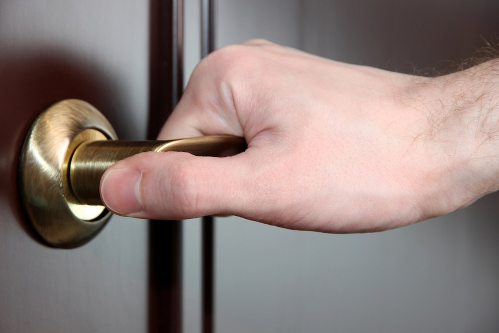 12 Smart Ways to Lock a Door Without a Lock