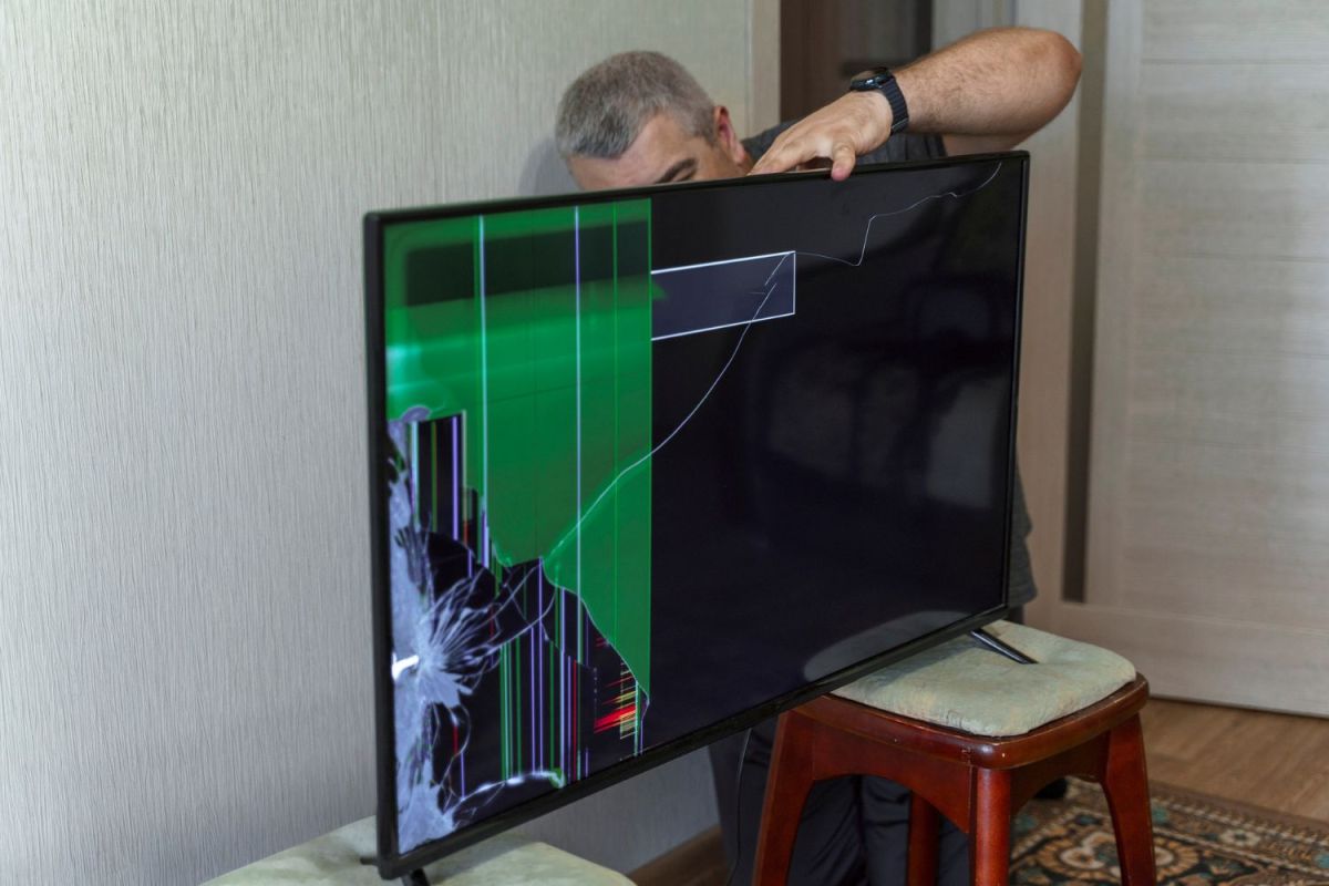 Here’s How Much TV Screen Repair Costs in 2025