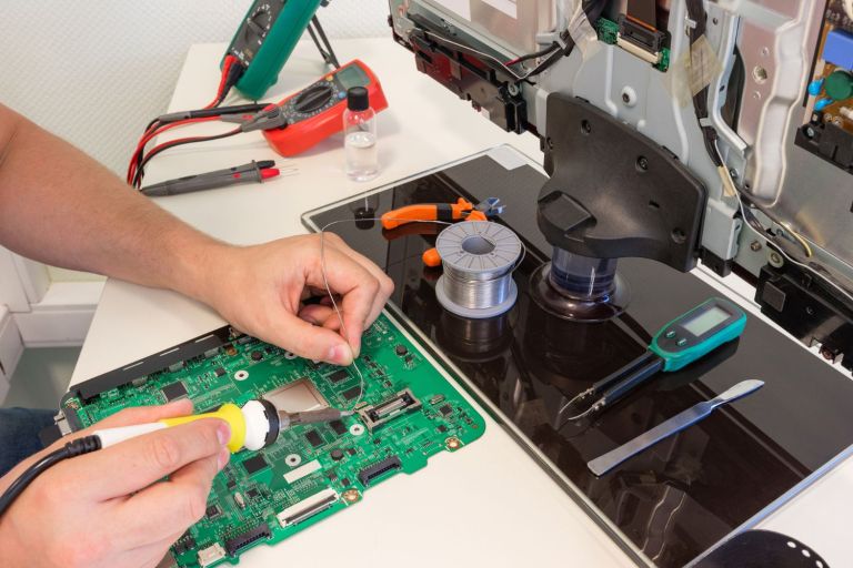 Here’s How Much TV Screen Repair Costs (Budget Guide)