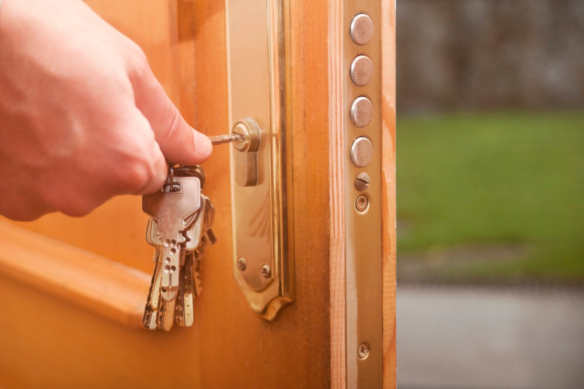 13 Mistakes You Make Every Time You Leave for Vacation - Bob Vila
