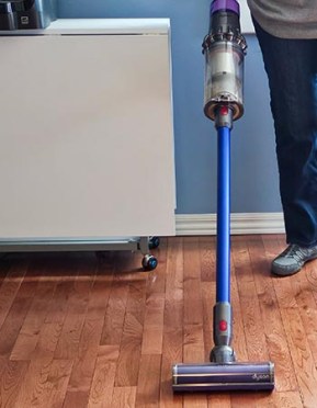 Dyson V15 Detect Tested Review: High Performance with Illumination