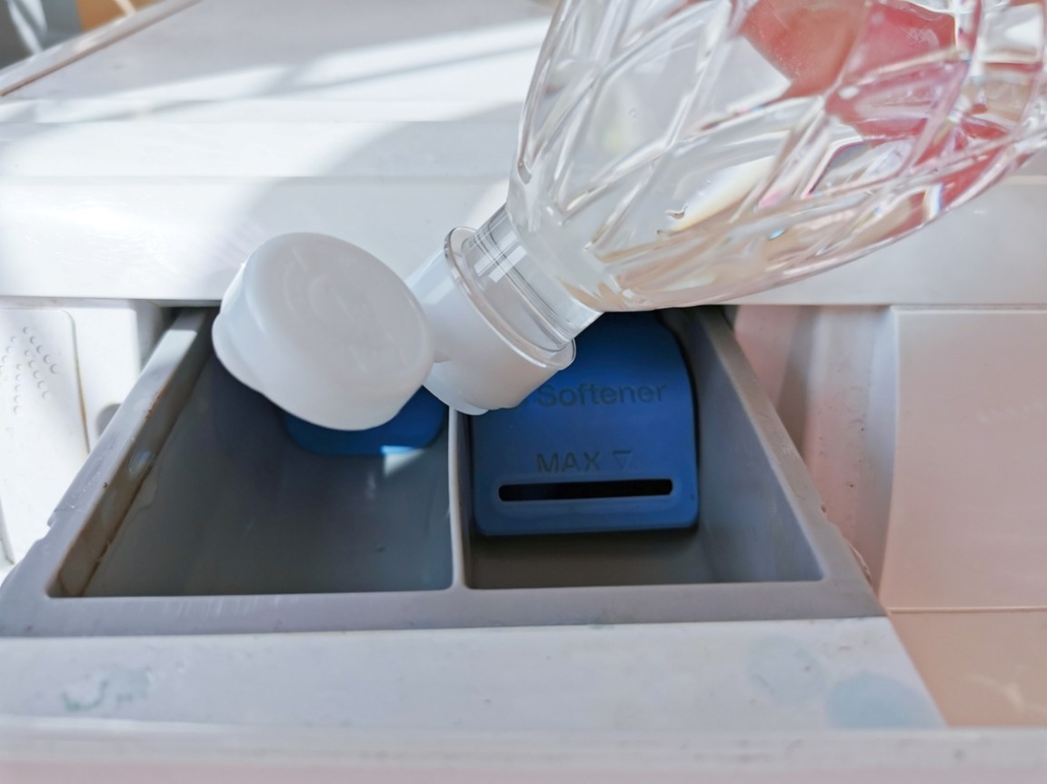 How to Use Vinegar in Laundry: 6 Dos and Don’ts You Need to Know