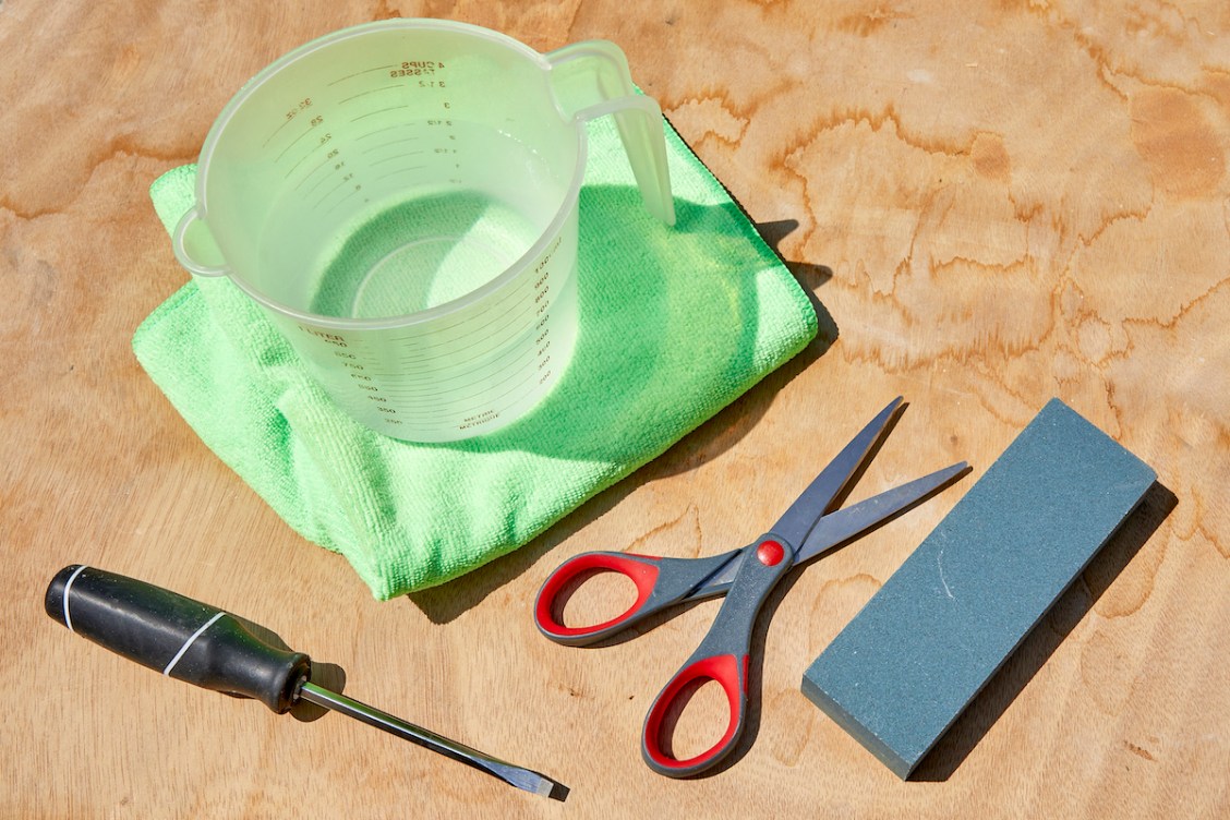 How to Sharpen Scissors With a Sharpening Stone