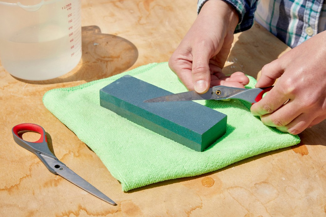 How to Sharpen Scissors With a Sharpening Stone