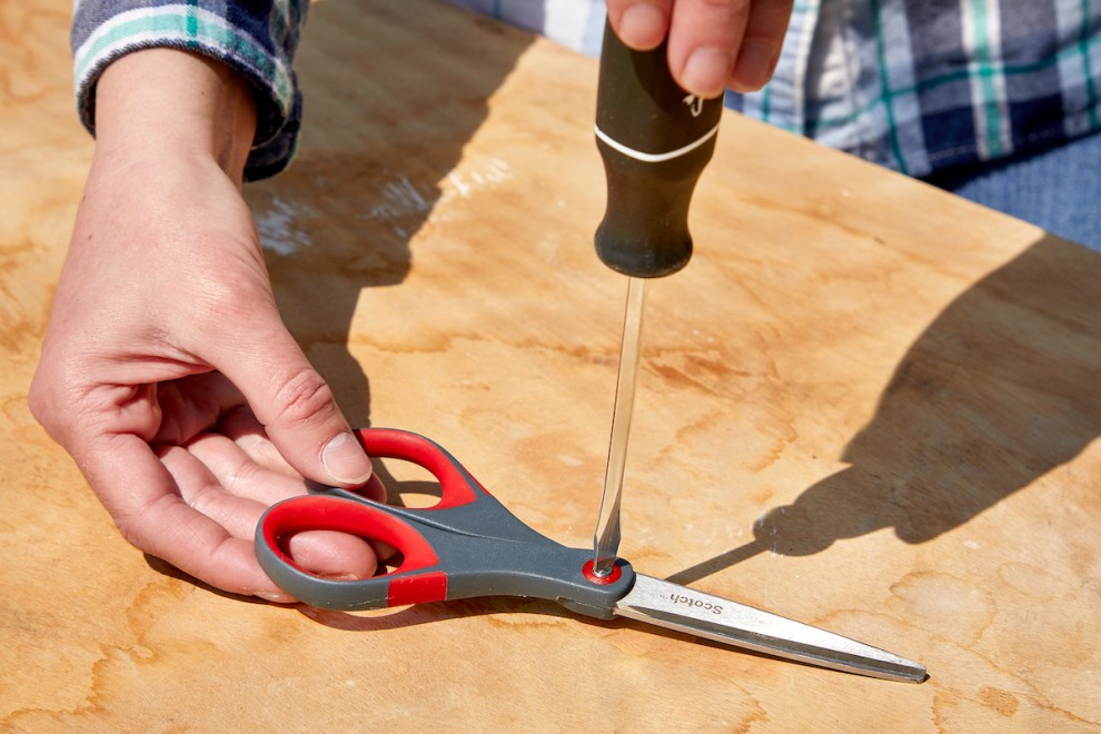 How to Sharpen Scissors With a Sharpening Stone