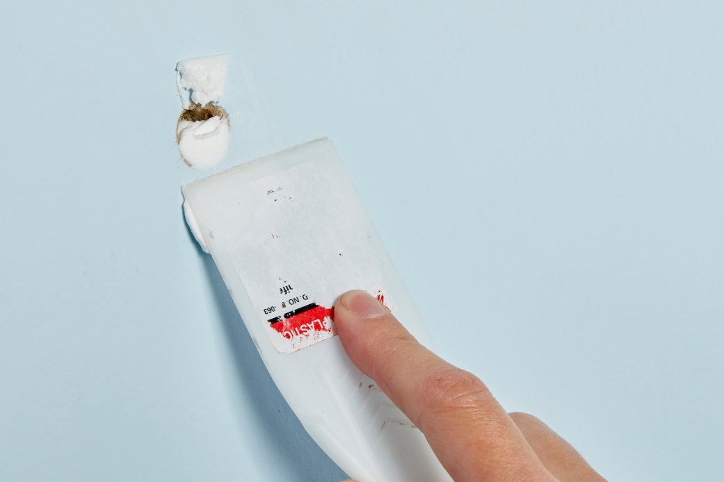 How to Spackle a Hole in the Wall