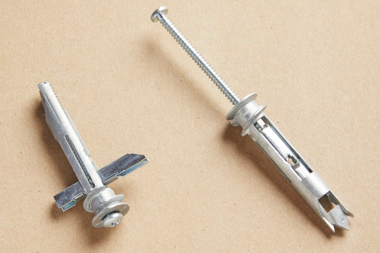 How to Remove Drywall Anchors From Walls