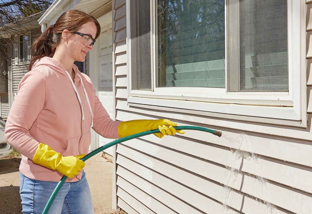 How to Clean Vinyl Siding: Step-by-Step Instructions With Photos