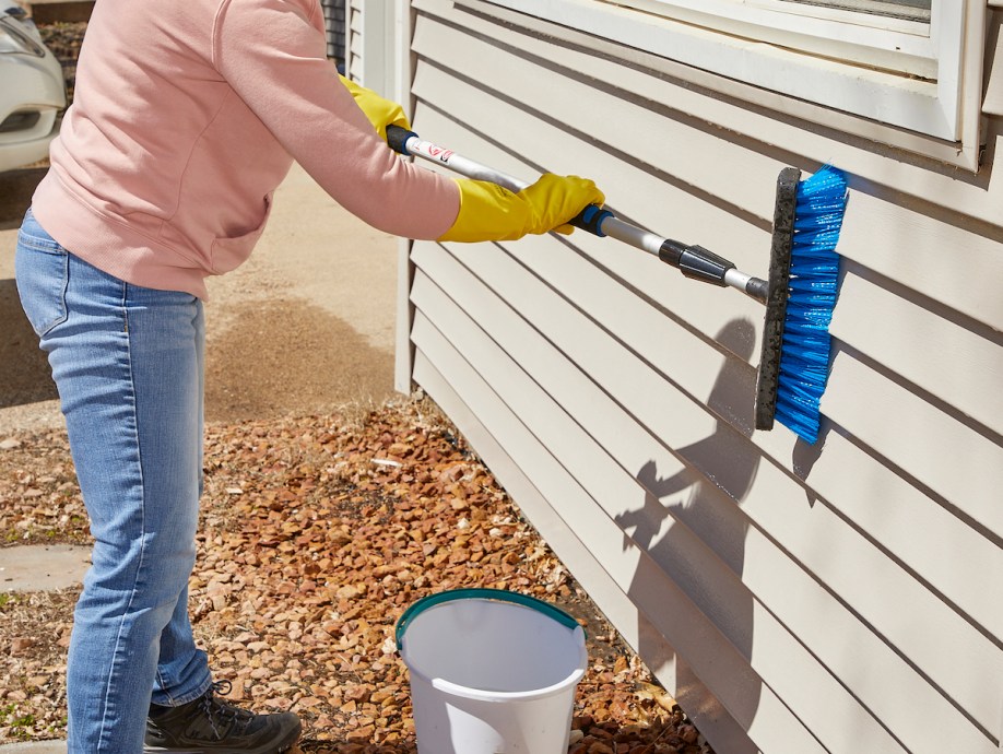 How to Clean Vinyl Siding: Step-by-Step Instructions With Photos