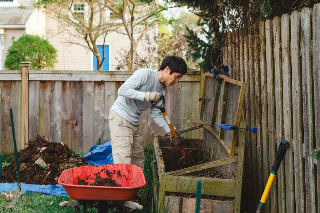 How to Apply Manure to Vegetable Gardens in Fall