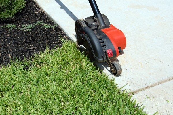 String Trimmer vs. Lawn Edger: What All DIY Landscapers Should Know