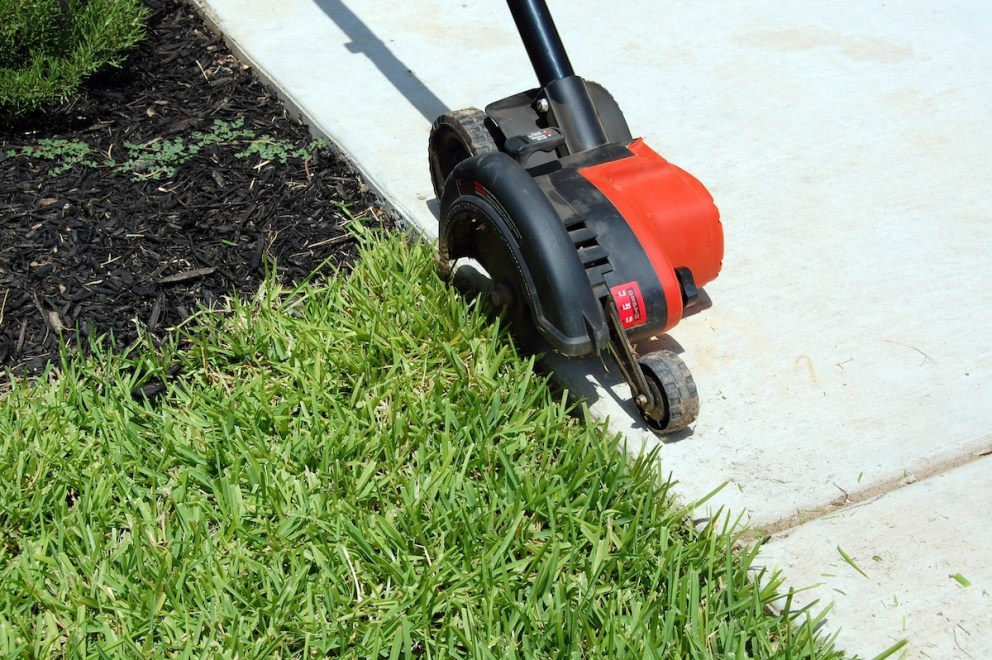 String Trimmer vs. Lawn Edger: What All DIY Landscapers Should Know